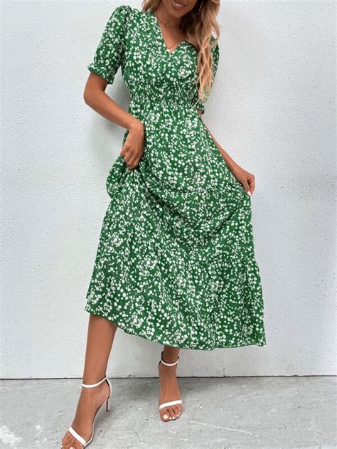 Gerafftes Kleid mit Blümchen Muster Puffärmeln aktuelle Trends