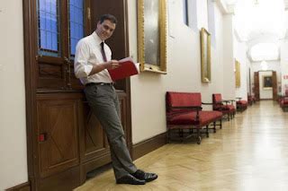 Paquete de Pedro Sánchez empalmado y sin camiseta Paquetissimo