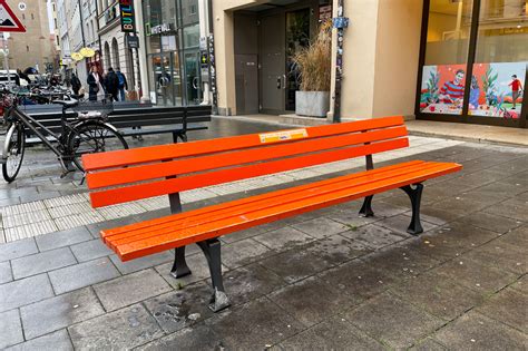 Orange Parkbänke Ein Zeichen gegen Gewalt an Frauen Mit Vergnügen