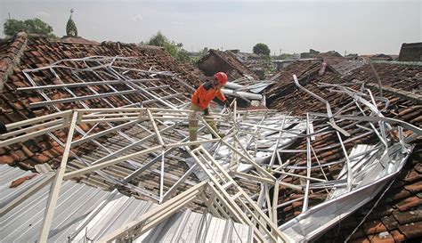 Angin Puting Beliung Terjang Bintan 20 Rumah Warga Rusak Parah