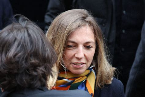 Amélie Etasse alias Camille dans Scènes de Ménages Obsèques de