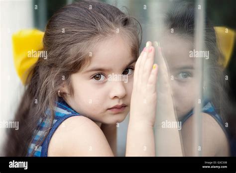 Cara Presionada Contra La Ventana De Vidrio Fotograf As E Im Genes De