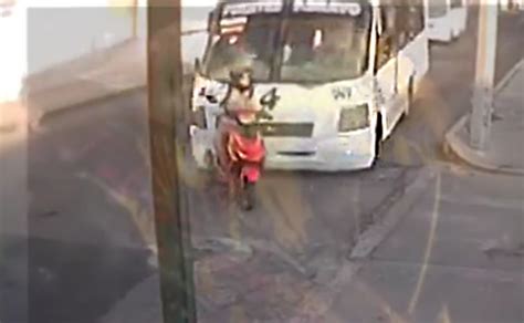 Video Camión de pasajeros a exceso de velocidad embiste a motociclista