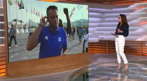 V Deo Eric Faria Da Globo Leva Trombada De Torcedor E Revida