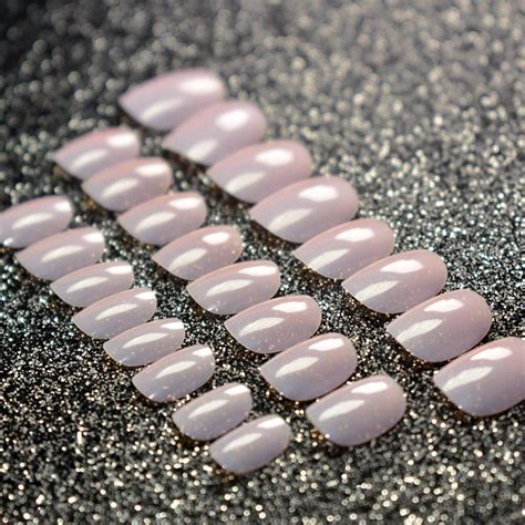 EchiQ Lot De 24 Faux Ongles Courts Ajustement Complet Nude Rose Clair