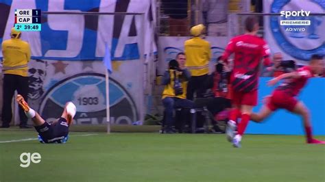 Aos 39 min do 2º tempo cartão amarelo de Cuello do Athletico PR