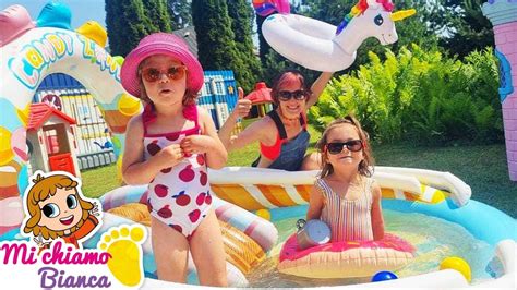 Una Giornata In Piscina Con La Bambina Bianca Bambini Che Giocano Con