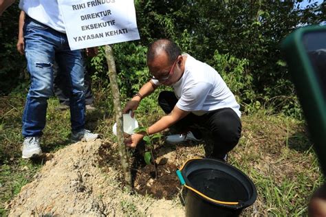 Foto Manfaatkan Lahan Eks Tambang Batu Bara Taman Kehati Emil Salim