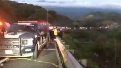 Autobús que se dirigía de CDMX a Tijuana cae a barranco reportan 15