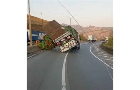 Vídeo impressionante mostra tombamento de carreta na Fernão Dias Blog