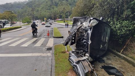 FOTOS Motorista Perde Controle De Carro E Capota No Morro Da Companhia