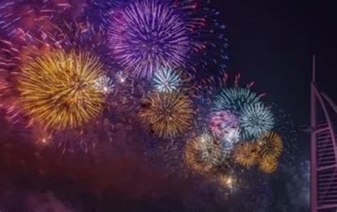 世界规模最大的烟花秀 燃放了7万多枚烟花烟花秀 探秘志