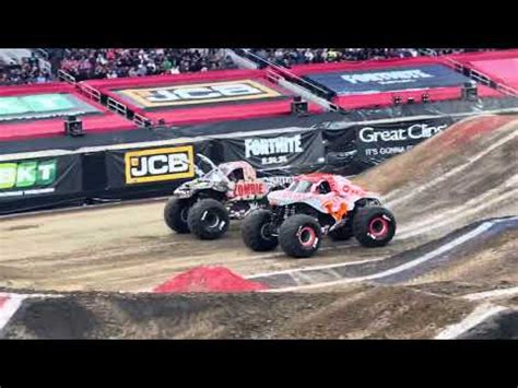 Monster Jam World Finals XXIII Zombie Vs A Thunderroarus YouTube