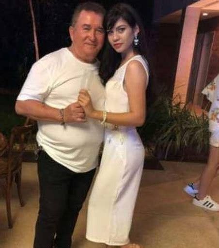 Romance De Cantor Famoso Jovem 48 Anos Mais Nova Entra Em Crise