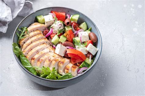 Salata cu piept de pui sănătoasă și prietenoasă cu silueta Transavia