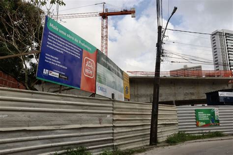 Moradores fecham Av 17 de agosto em protesto à desapropriação para
