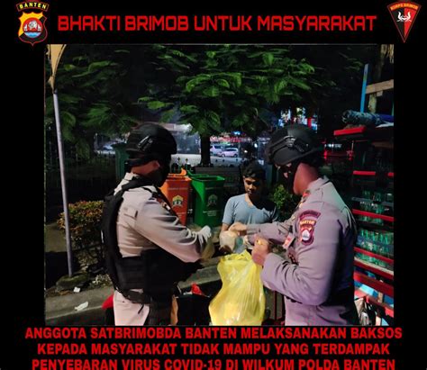 Bentuk Kepedulian Brimob Polda Banten Bagikan Makanan Saur Kepada Warga