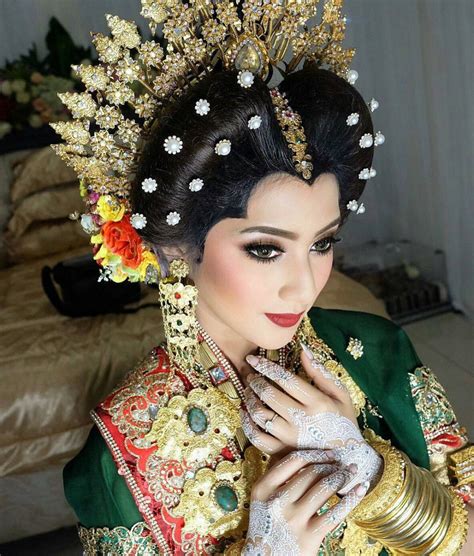 Cantik Dan Mempesona 4 Artis Ini Menikah Menggunakan Adat Bugis