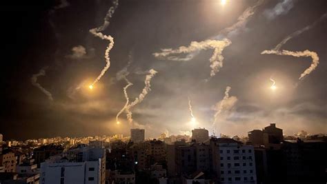 Hezbollá anuncia lanzamiento de decenas de cohetes contra Israel