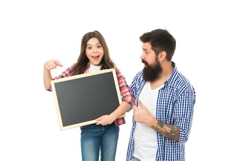 Deveres diários dia das crianças juntos menina e pai demonstram
