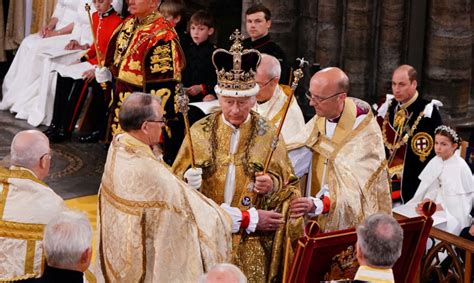 Rei Charles III é coroado em cerimônia na Abadia de Westminster em