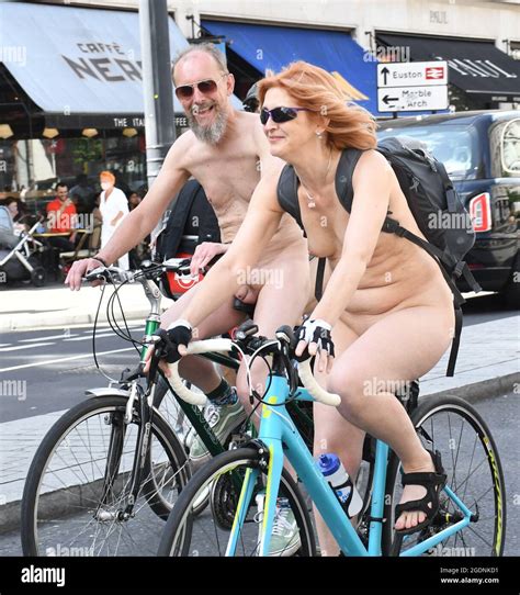 Londres Royaume Uni H Ao T Des Centaines De Cyclistes Nus
