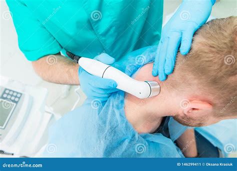 Hombre Joven En La Fisioterapia Que Recibe Masaje De La Terapia Del