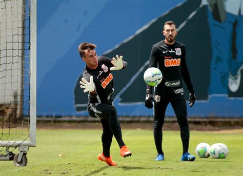 mais homenagens a Cássio Corinthians se reapresenta depois de