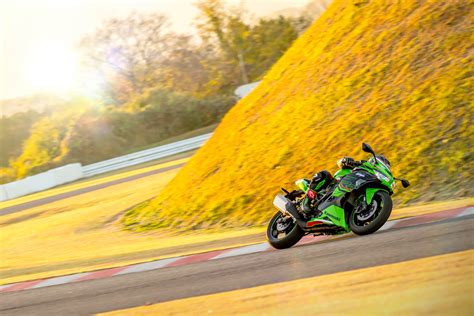Ninja ZX 4R SCREAMING IN LINE 4 POWER REDEFINING THE 400CC SUPERSPORT