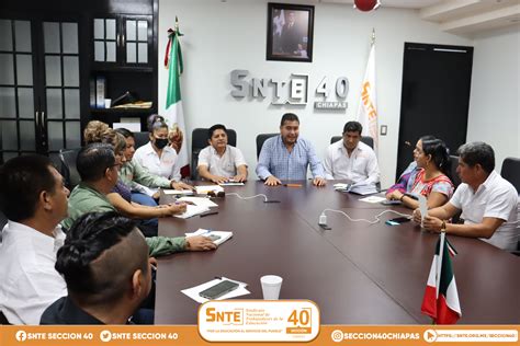 Sección 40 entrega cheques de préstamos ordinarios a maestros y