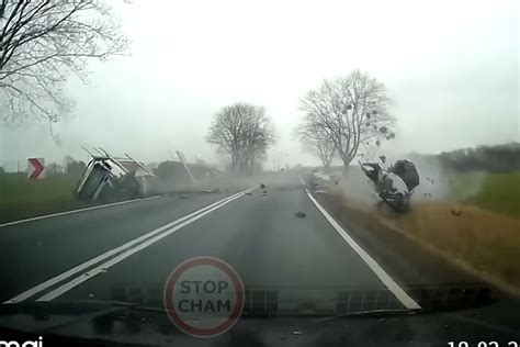 Makabryczny Wypadek Na Dk Samoch D Osobowy Uderzy W Ci Ar Wk
