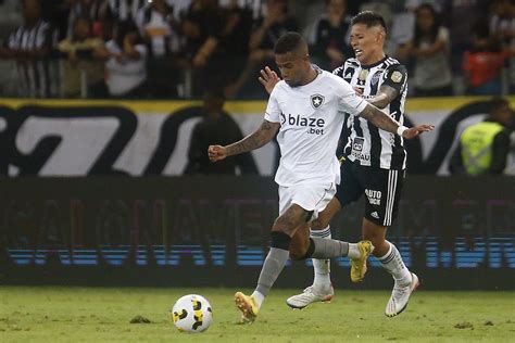 Tiquinho Soares celebra estratégia do Botafogo em mais uma vitória como