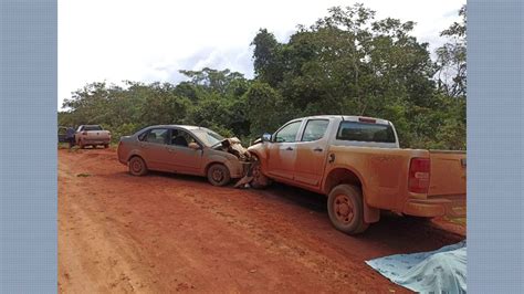 Colisão entre carro e caminhonete termina morte na BR 174