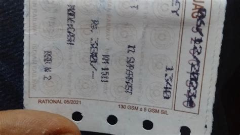 gav se Mumbai aate samay varansi रलव सटशन पर टकट पस jada le Rahi