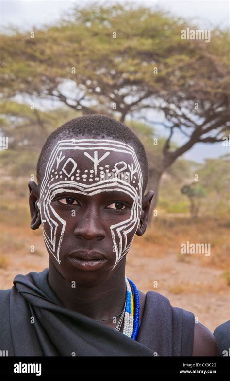 Pintura facial masai fotografías e imágenes de alta resolución Alamy
