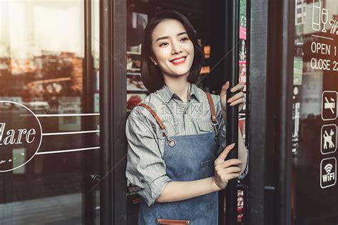 站在咖啡店门口的女服务员高清图片下载 正版图片502473627 摄图网