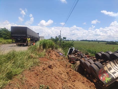 Caminhoneiro tenta evitar atropelamento em ponto de interdição e tomba