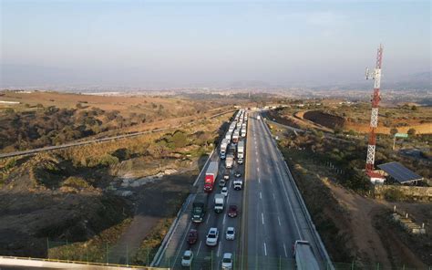Tráiler choca contra varios autos en la autopista México Puebla y deja