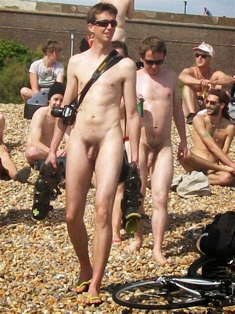 PELADOS EM PÚBLICO NA PRAIA E AMIGOS Pelado em público 3