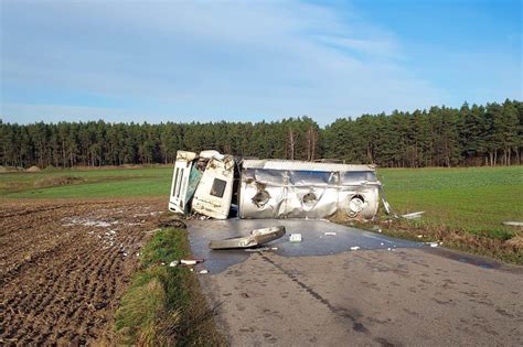 Cysterna z mlekiem leży na drodze Poważny wypadek w Rożentalu gmina