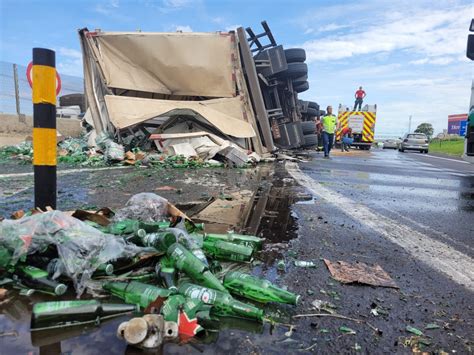 Caminh O Carregado Caixas De Cerveja Tomba Na Rodovia Do Contorno