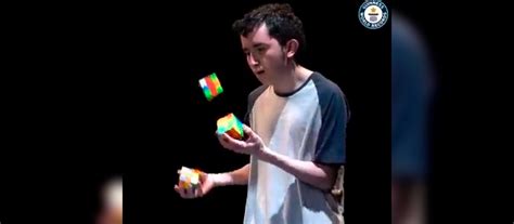 Colombiano superó récord al armar tres cubos Rubik haciendo malabares