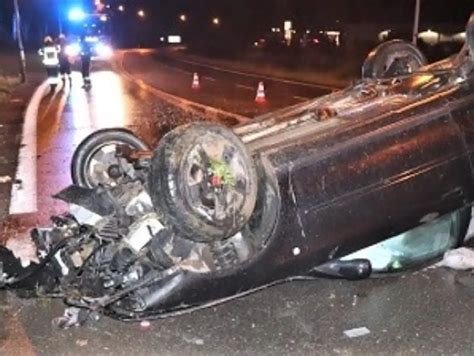 Po dachowaniu z audi wypadły dwie osoby Mężczyzna zginął kobieta