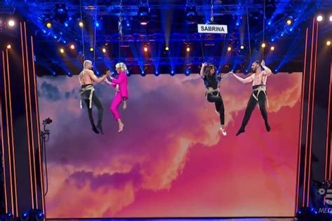 Maria De Filippi E Sabrina Ferilli Sospese In Aria A Tu Si Que Vales