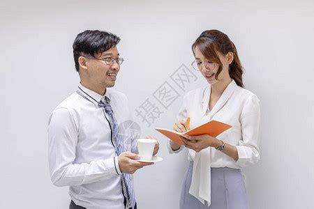 不同国籍的年轻人在圈子里做笔记和讨论事务高清图片下载 正版图片502600059 摄图网
