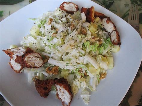 Herbstlicher Salat vom Chinakohl mit Äpfeln und Walnüssen Cobb Salad