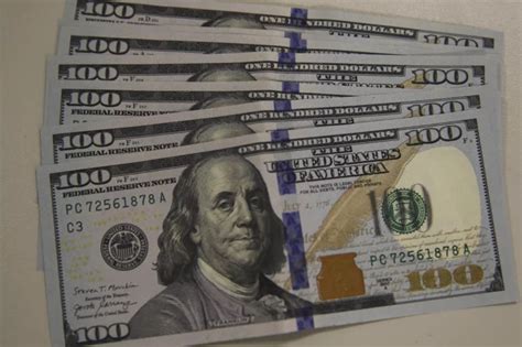 Dólar hoje moeda fecha em queda ante commodities e IPCA 15 Tempo