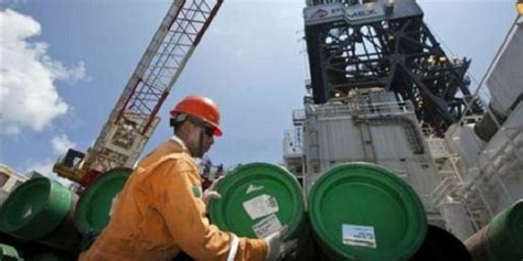 Pemex frena caída en producción exportaciones al alza