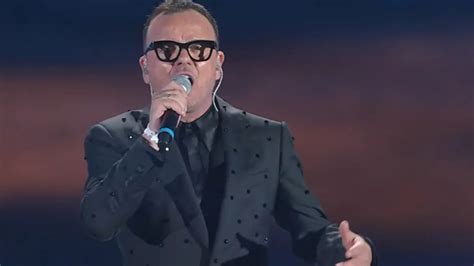 Malori Al Concerto Di Gigi D Alessio Il Cantante Costretto A Interrompere