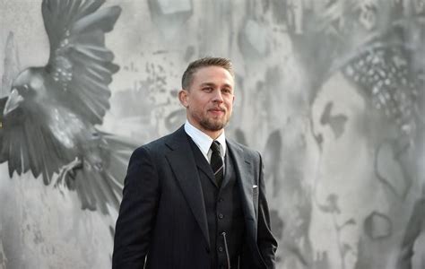 ESTREIACharlie Hunnam interpreta herói relutante em aventura Rei